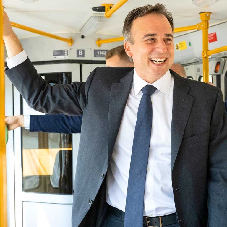 A Dunakorzón rollerezett az új amerikai nagykövet, aztán felült a ...