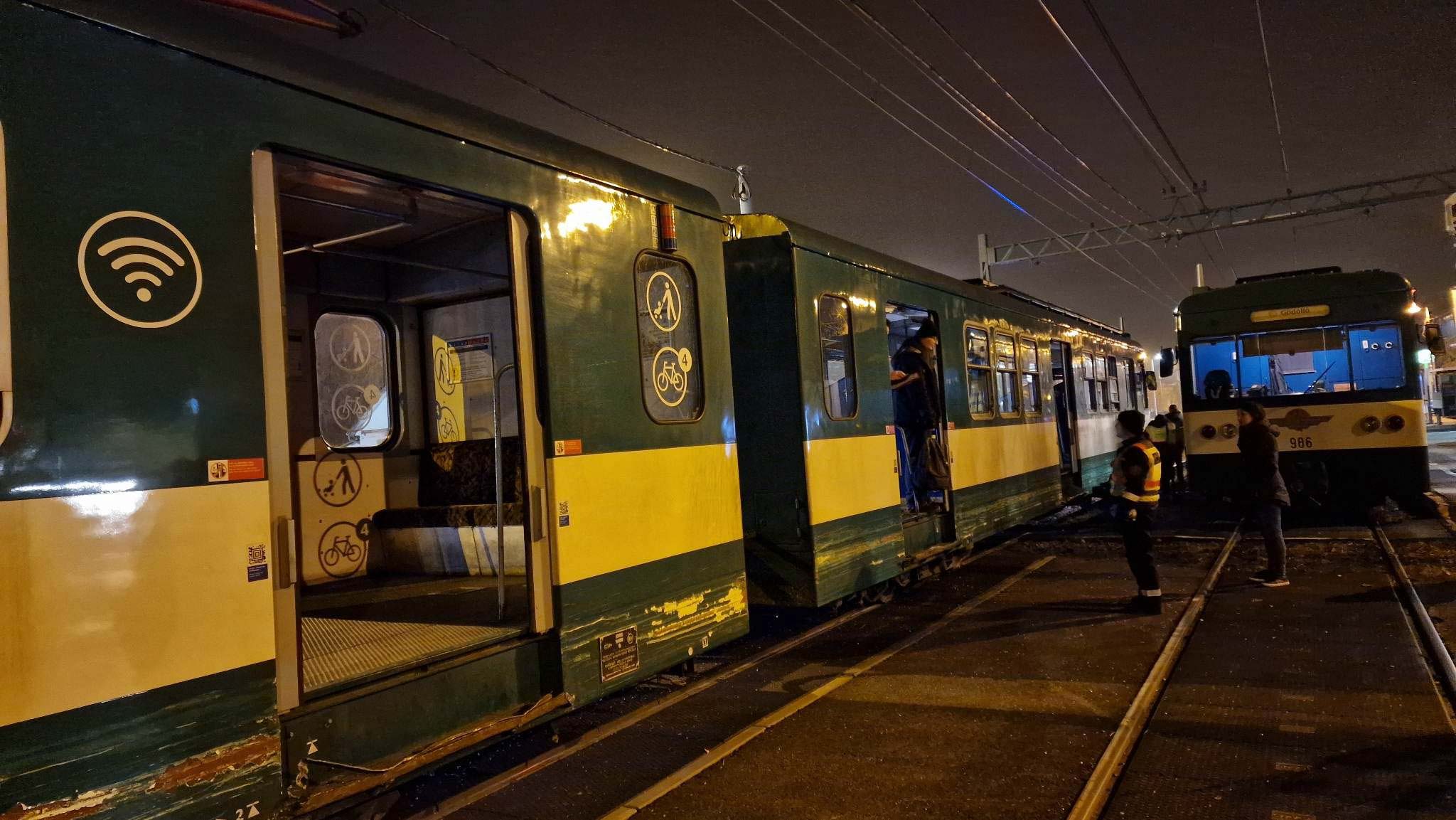 Ezt hogy csinálta?! Két HÉV-szerelvény közé szorult egy autó Sashalom ...