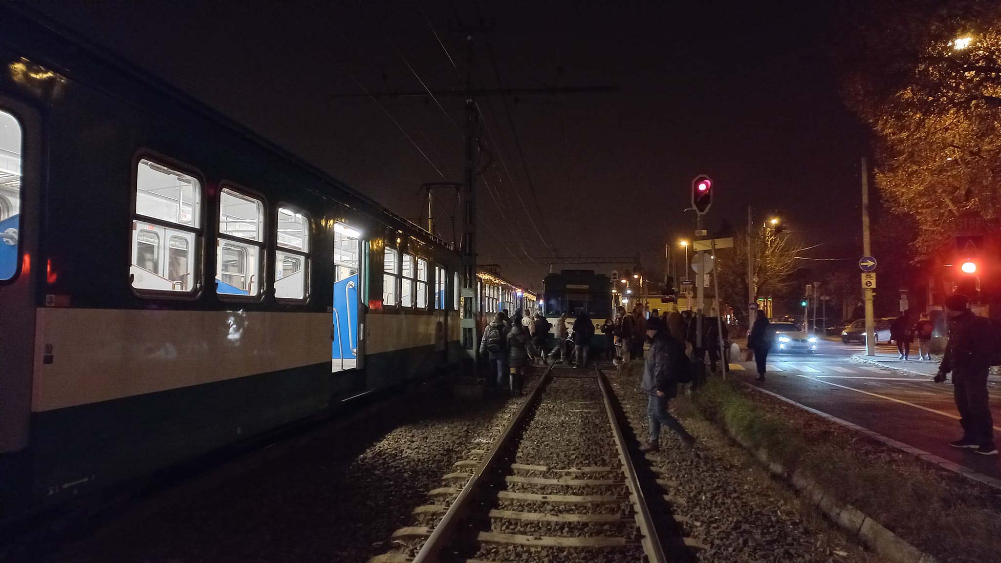 Ezt hogy csinálta?! Két HÉV-szerelvény közé szorult egy autó Sashalom ...