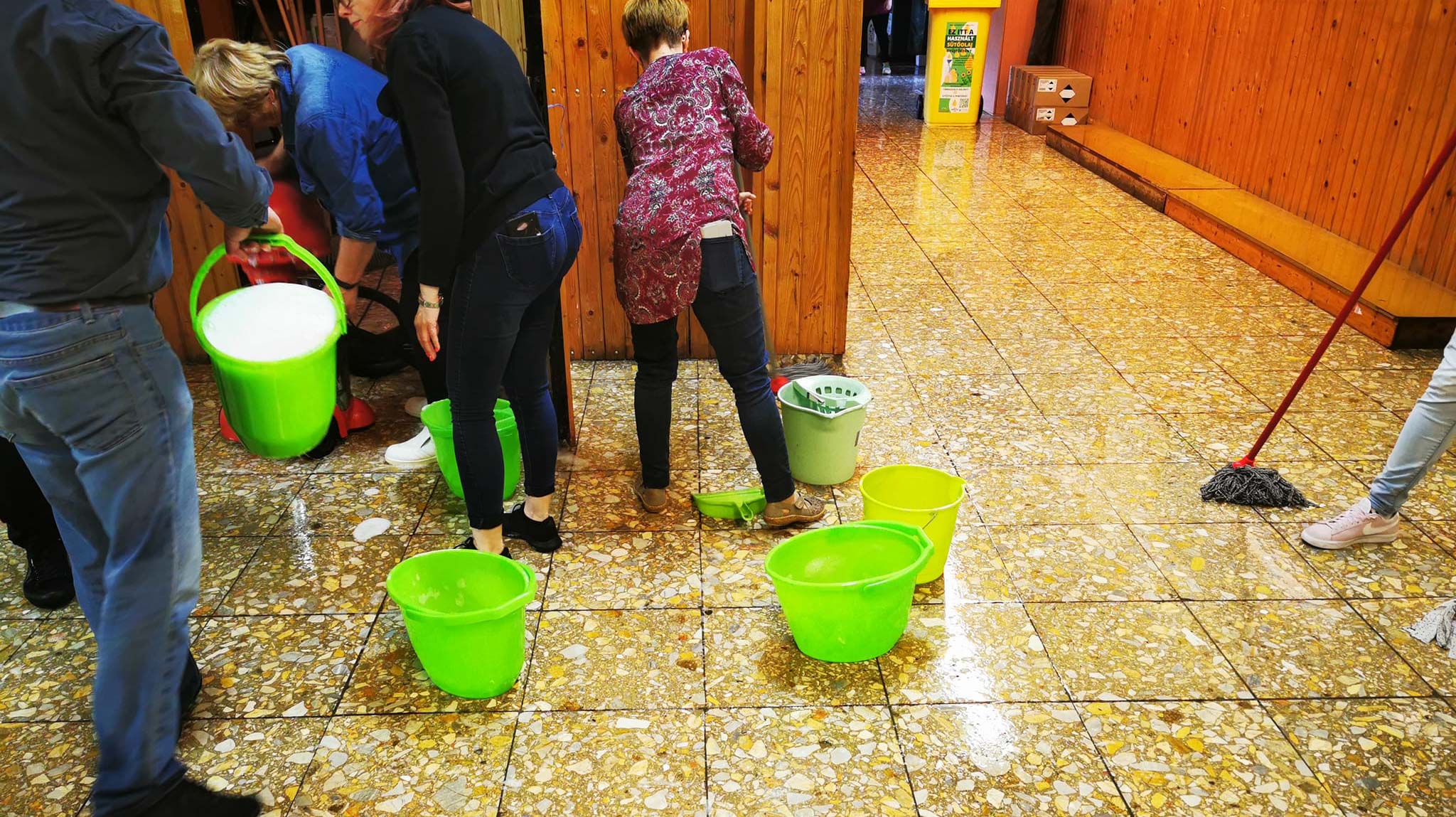 Durva meglepetés a folyosókon: elöntötte a víz az egyik budakalászi ...