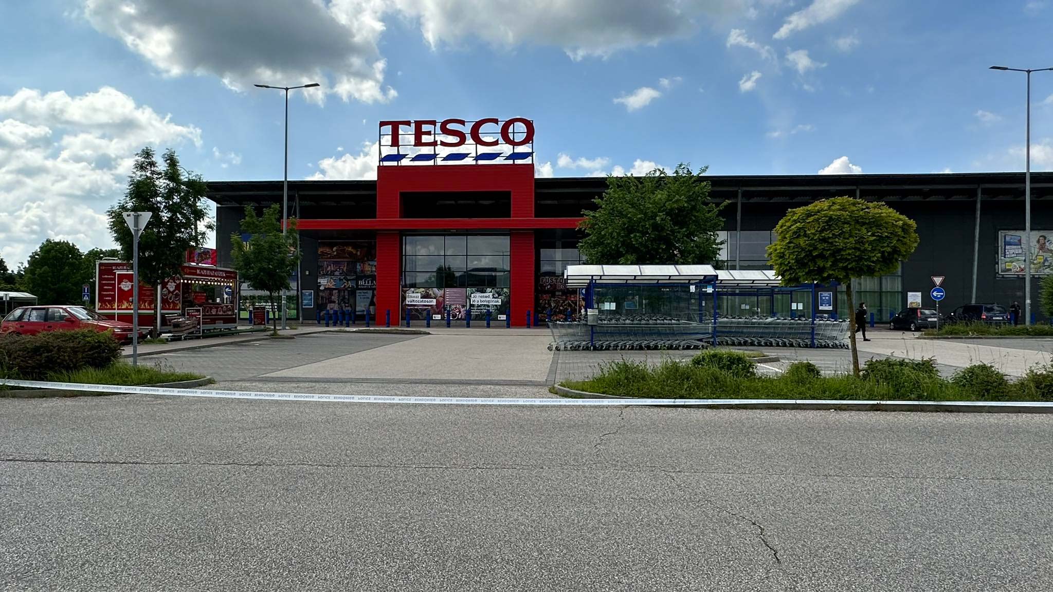 Összehangolt bombariadó a Tescoban: Budakeszi után Pátyon is ...