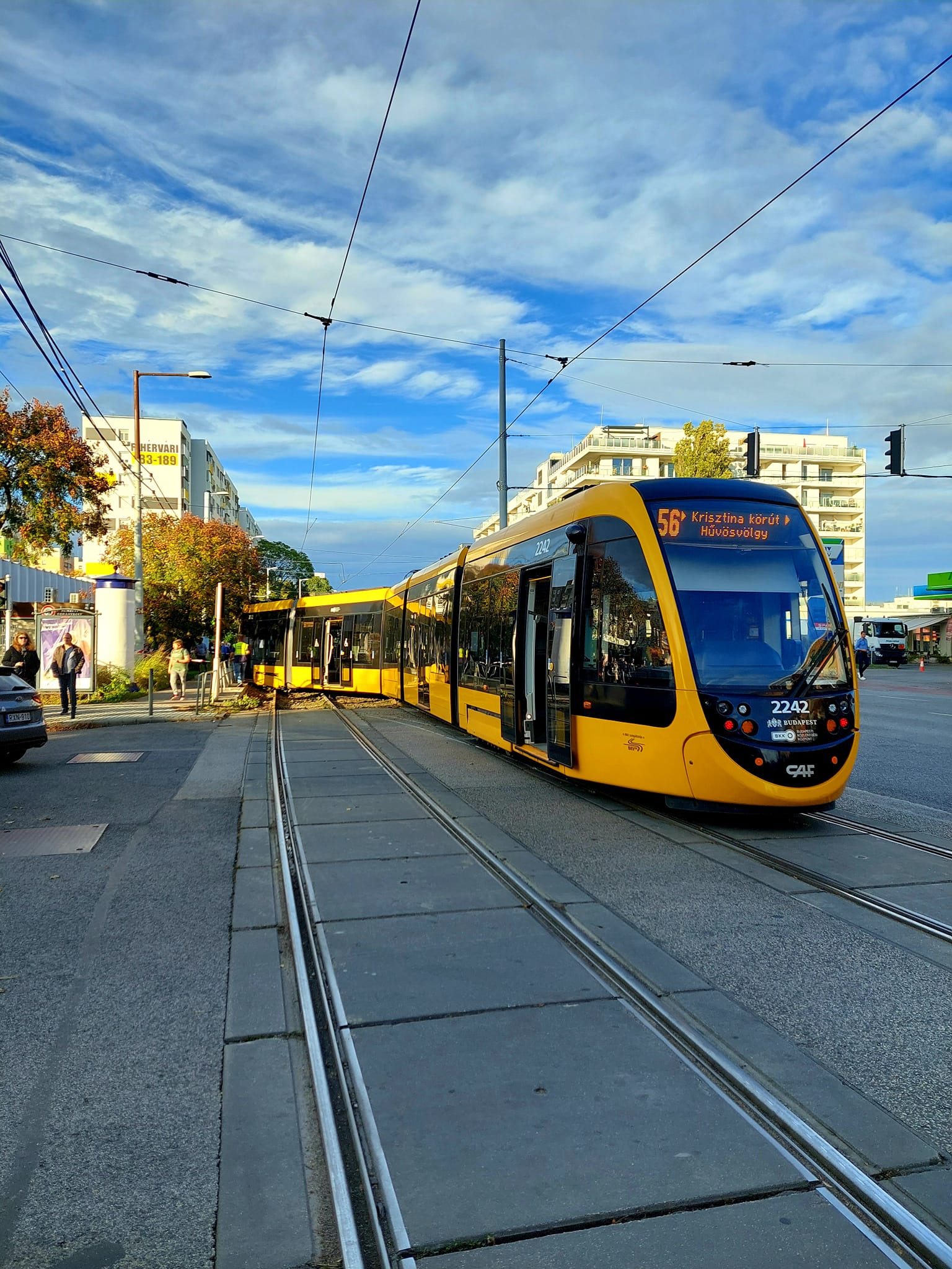 MOST ÉRKEZETT! Autóval ütközött és kisiklott egy 56-os villamos Újbudán ...