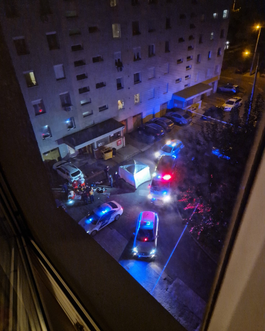 Sokkoló tragédia: kiugrott egy tízemeletes épületből és egy autóra ...